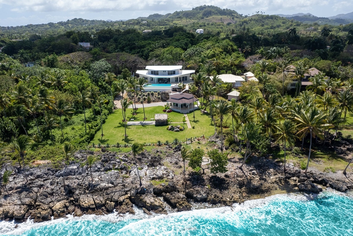 Luxury Oceanfront 4 Bedroom Villa with Guest House - RealtorDR